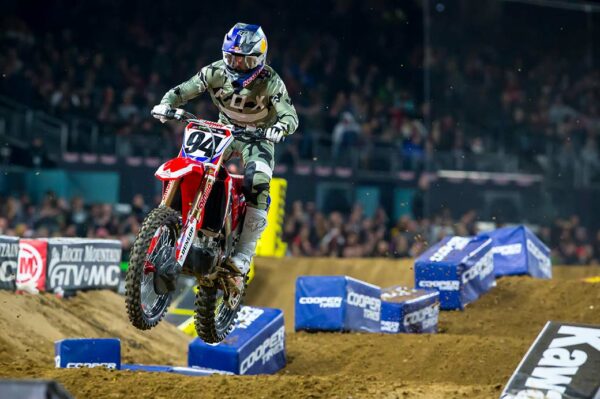 Ken Roczen injury - in a lot of pain following surgery (warning ...
