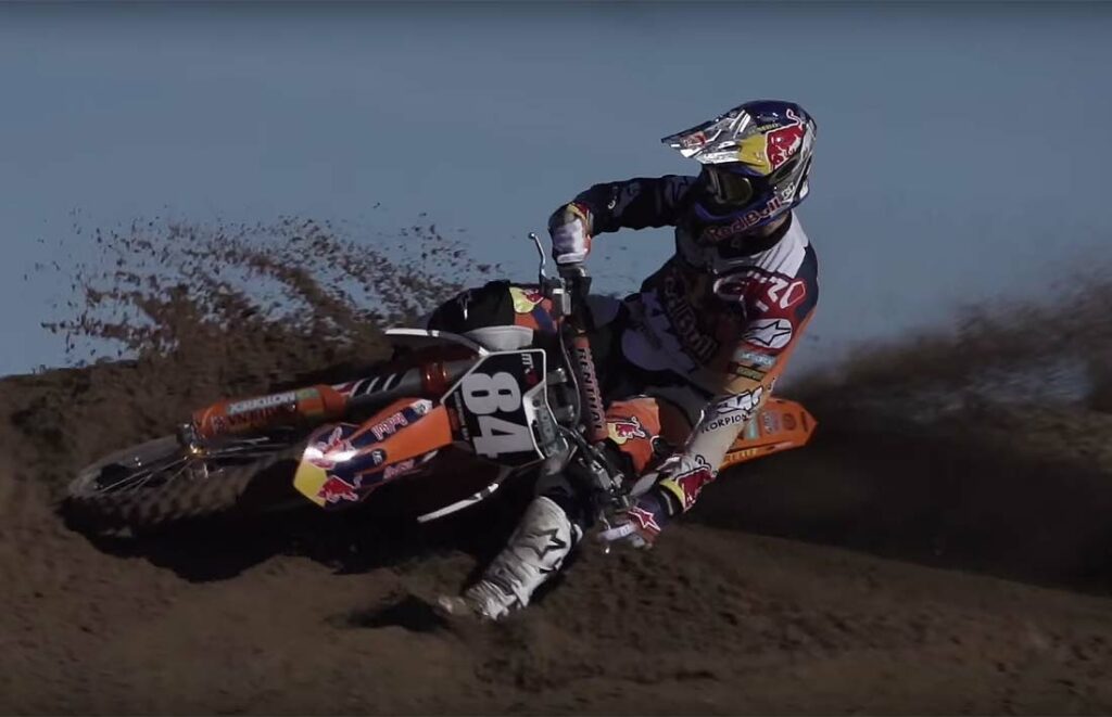 Video: Go behind-the-scenes of the KTM MXGP and MX2 team photo shoot ...